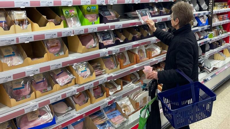 Sainsbury's gains ground in battle with Aldi and Lidl - BBC News