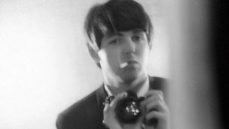 Paul McCartney bedroom selfie in backstage Beatles photo exhibit - BBC News