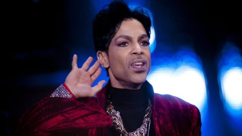 Prince: Fans pay tribute and recall legendary live shows - BBC News