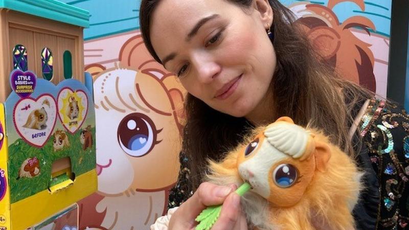 Furby: Toy giant Hasbro brings back iconic robotic creature - BBC News