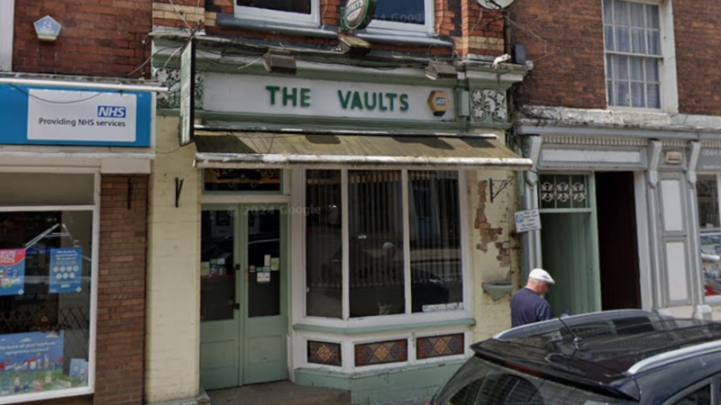 Chunk of woman's hair ripped out in Tenbury Wells pub attack - BBC News
