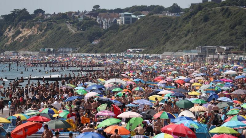 Bournemouth beach: 'Major incident' as thousands flock to coast - BBC News