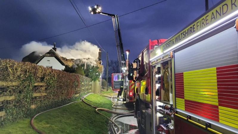 Gillingham: Fire rips through roof of thatched home - BBC News
