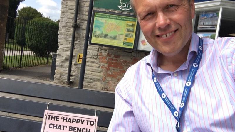 'Happy to Chat' benches: The woman getting strangers to talk - BBC News