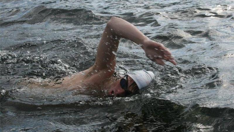 Longest river swimmer first to conquer Severn - BBC News