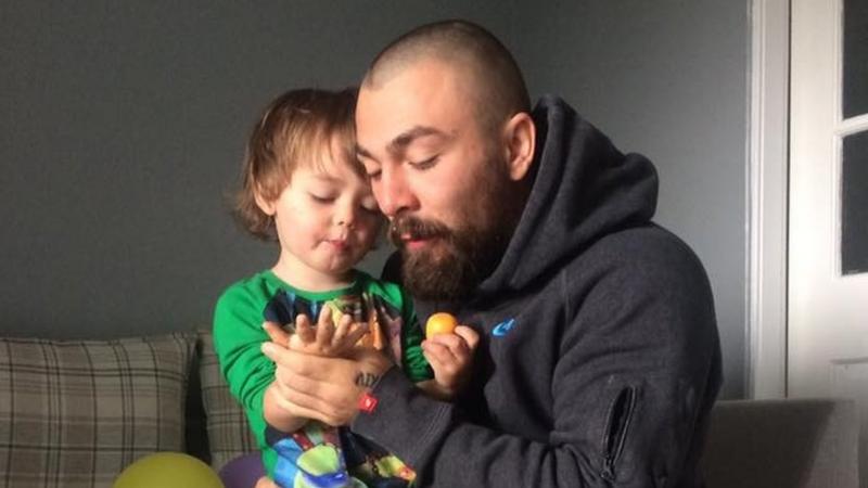 Last picture of boxer Mike Towell with young son - BBC News