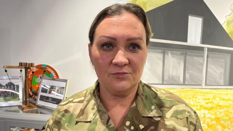 Minister Alistair Carns praises Hull course that helps veterans - BBC News