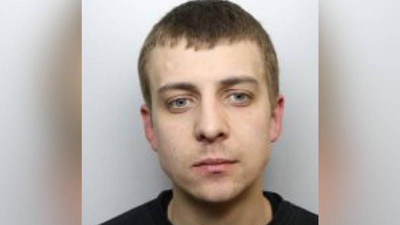 Wakefield machete attack: Man sought after victim seriously injured - BBC News