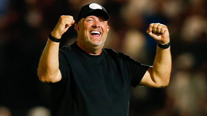 Andy Woodman: Bromley boss signs contract extension to 2028 - BBC Sport