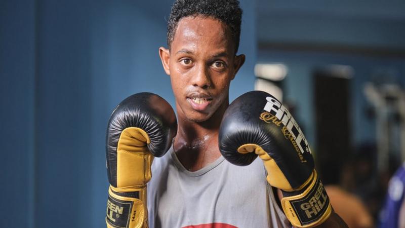 Somalia suspends sports official over slow sprinter - BBC News