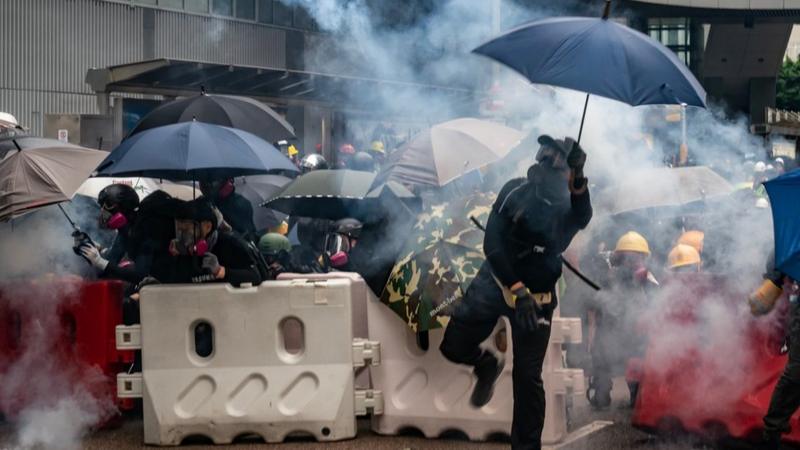 Hong Kong protesters defy ban and battle police - BBC News