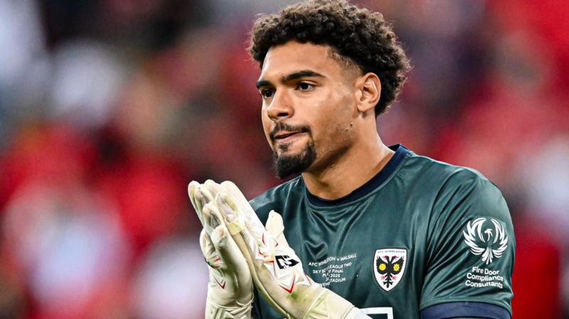 Owen Goodman: Huddersfield Town sign Crystal Palace goalkeeper on loan ...