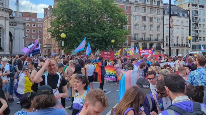 Thousands join Tommy Robinson march in London - BBC News