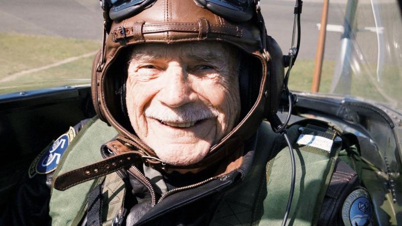US WW2 fighter pilot takes to skies at Duxford in Mustang - BBC News