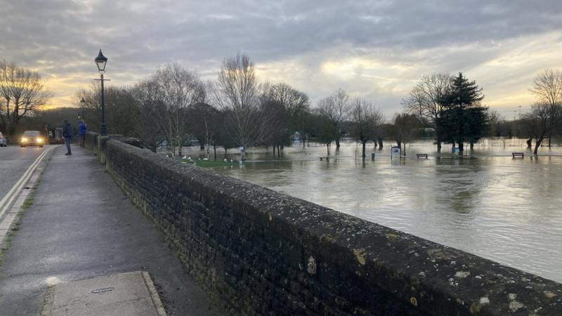 Oxfordshire flooding: Homes and cars submerged after heavy rain - BBC News