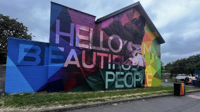 Peterborough: Artist transforms street with 'positive' mural - BBC News