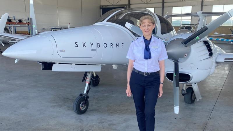 First female RAF pilot recalls trailblazing flight - BBC News