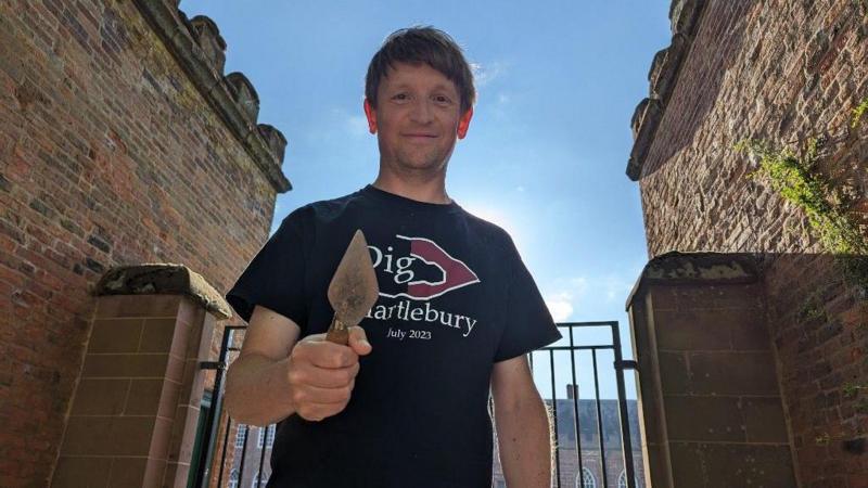 Hartlebury Castle's hidden history to be unearthed in new dig - BBC News