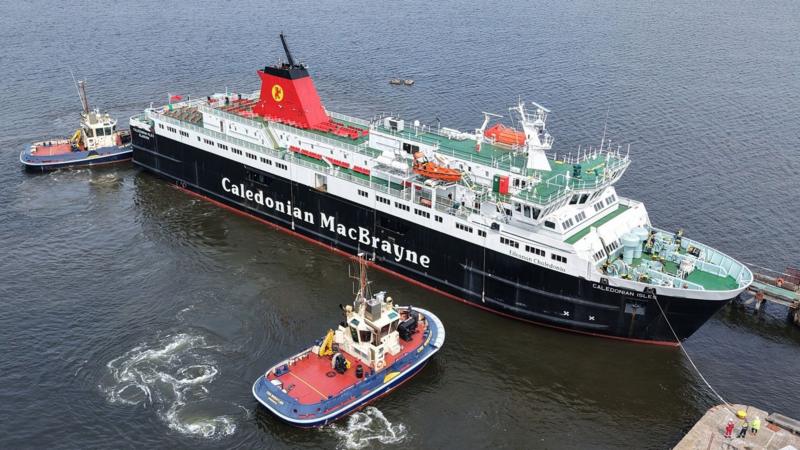 Last-minute hitch delays return of CalMac ferry MV Caledonian Isles - BBC News