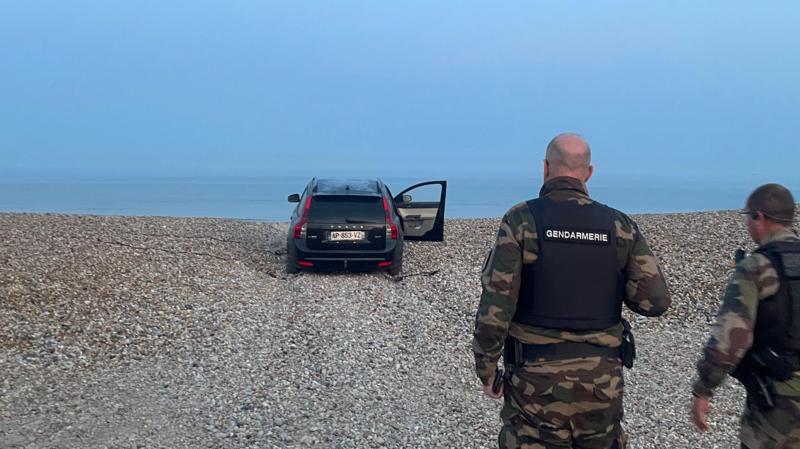 Smugglers deploy 'taxi boats' to collect migrants off the French coast ...