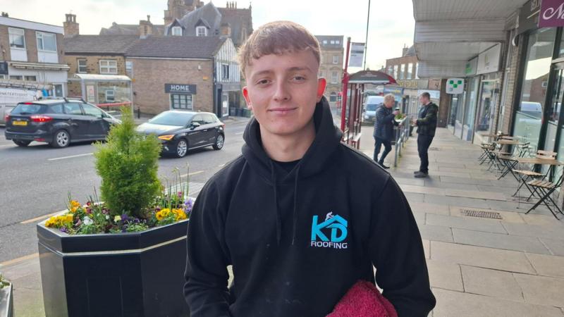 Pudsey residents say cars still speeding in new 20mph zone - BBC News