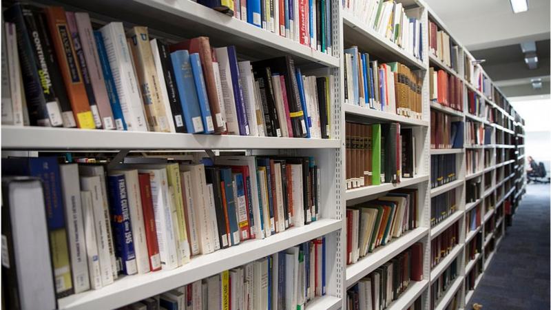 Children's author backs bid to save public libraries - BBC News