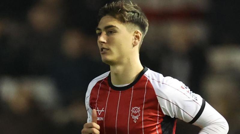 Dylan Duffy: Chesterfield sign Lincoln City winger on loan - BBC Sport