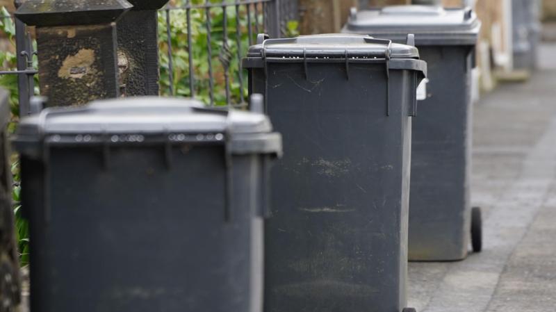 Basildon Council returns to weekly waste collections - BBC News