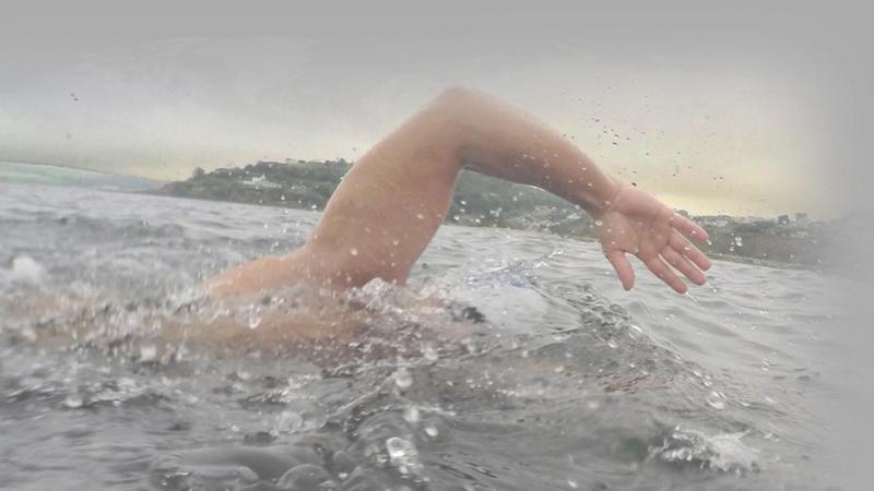 Extreme swimmer recounts dramatic North Channel rescue - BBC News