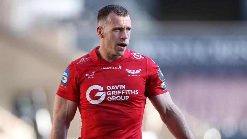 Gareth Davies set to miss Scarlets' URC play-off against Leinster - BBC ...