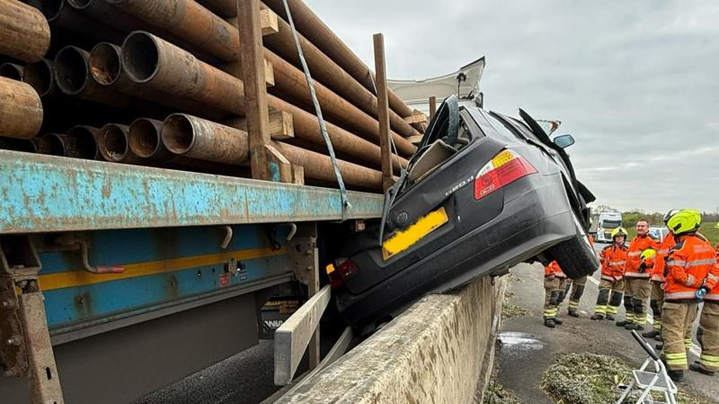 Car dragged 100m along A1 central barrier by lorry near Catterick - BBC ...