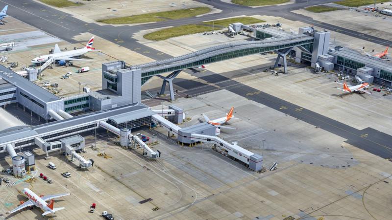 Gatwick Airport submits plans for second runway - BBC News