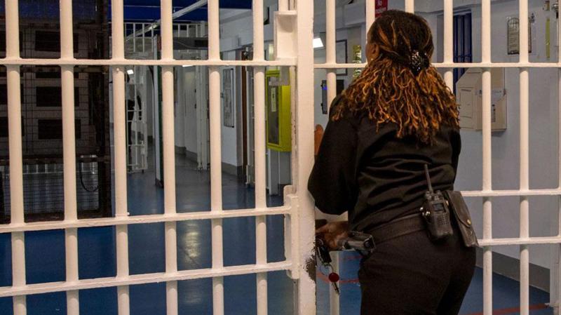 How many prisoners are being released early and who are they? - BBC News