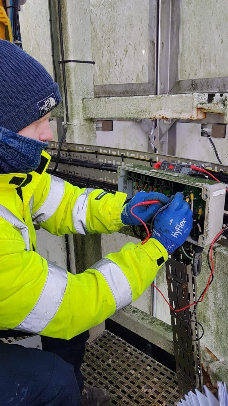 Lighthouse life: 'We are so lucky to be doing this job' - BBC News