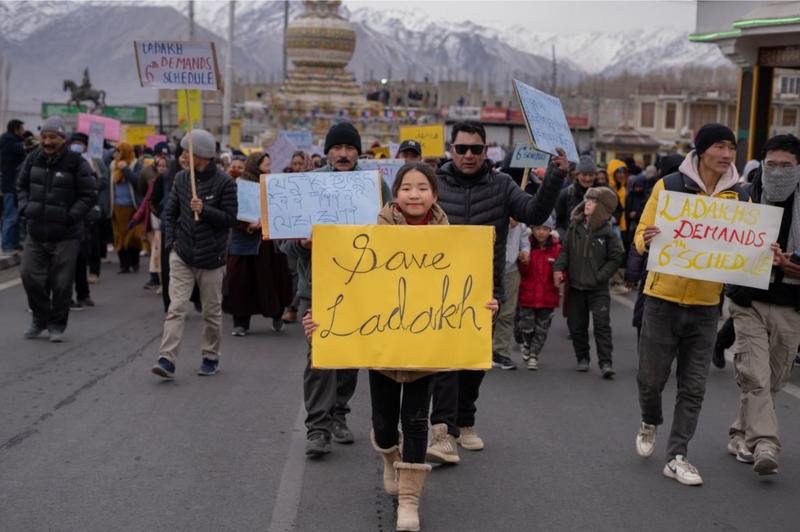 Ladakh: The thousands of Indians protesting in freezing cold - BBC News