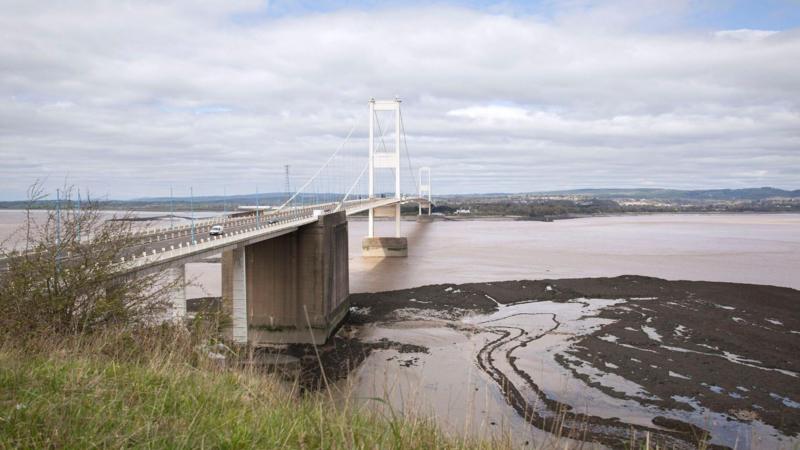 Closing M48 Severn Bridge to HGVs 'devastating' for hauliers - BBC News