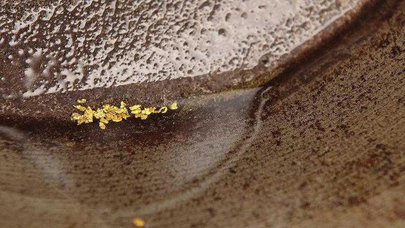 How to prospect for gold in England - BBC News