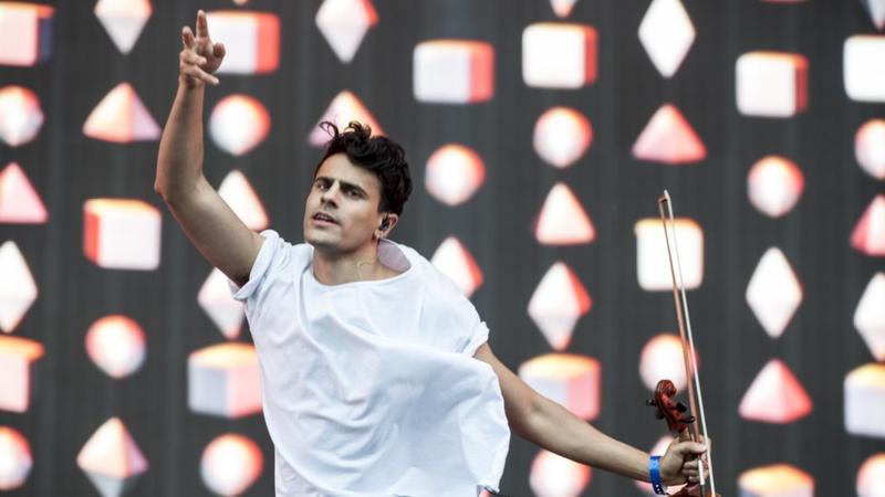 Violinist Neil Milan quits Clean Bandit - BBC News