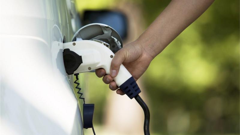 Climate change: Tesco using electric lorries in 'UK first' - BBC News