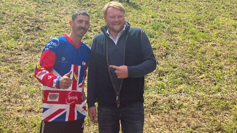 Cheese rolling race: Hundreds compete in Coopers Hill event - BBC News