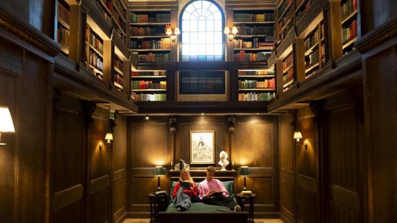 More London libraries face closure as budgets squeezed - BBC News