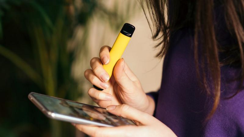 Vaping: Some children in Wales use vapes in class, say teachers - BBC News