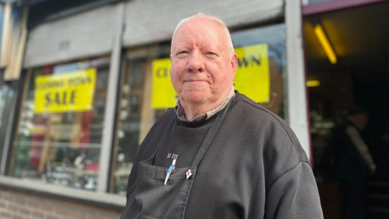 Rotherham family jewellers closes after 50 years - BBC News