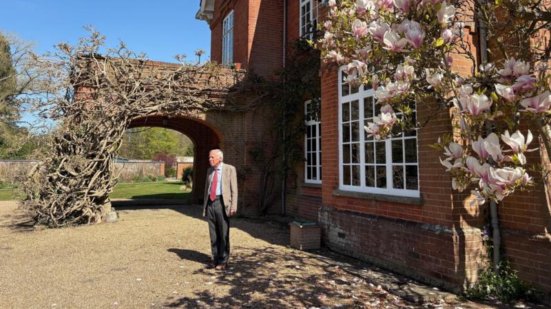 Tears for peers: Hereditary Lords face up to extinction - BBC News