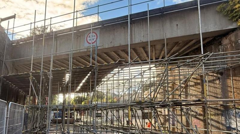Winterstoke Railway bridge closes to traffic for two years - BBC News
