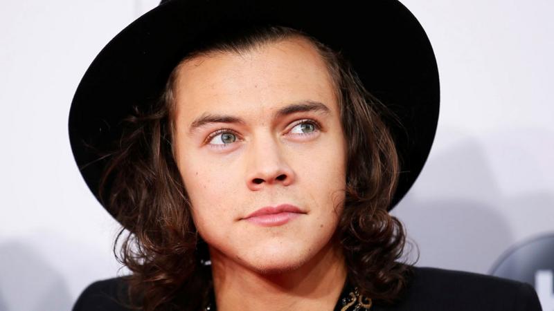 Review: Will Gompertz on Harry Styles's Paris gig ★★★★☆ - BBC News