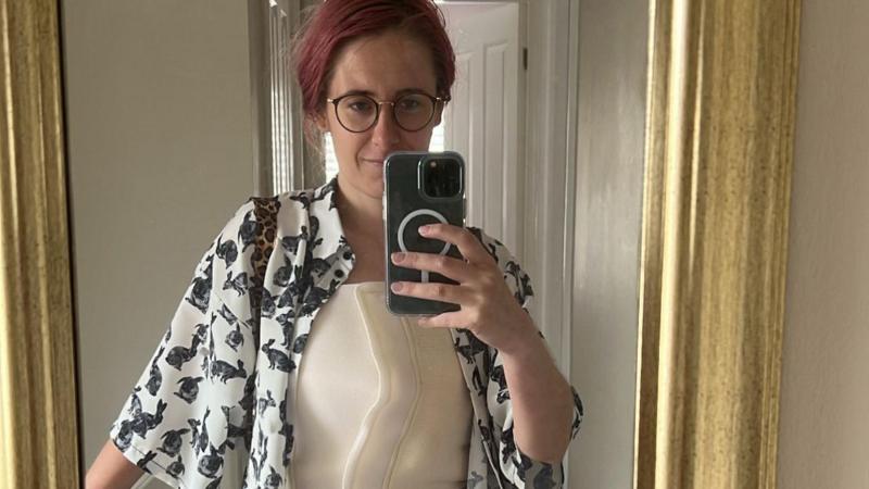 Becky Excell: Writing gluten-free books helped me with anorexia - BBC News