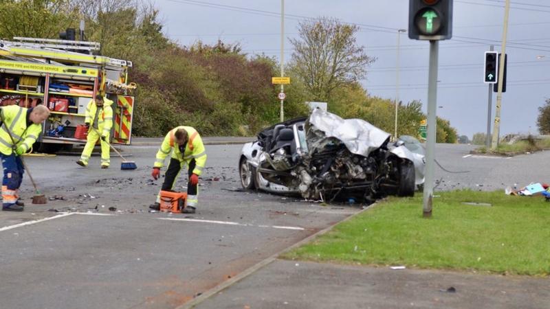 Man dies in Leicester fire engine crash - BBC News