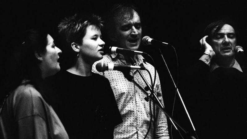 Norma Waterson: Folk singer dies aged 82 - BBC News