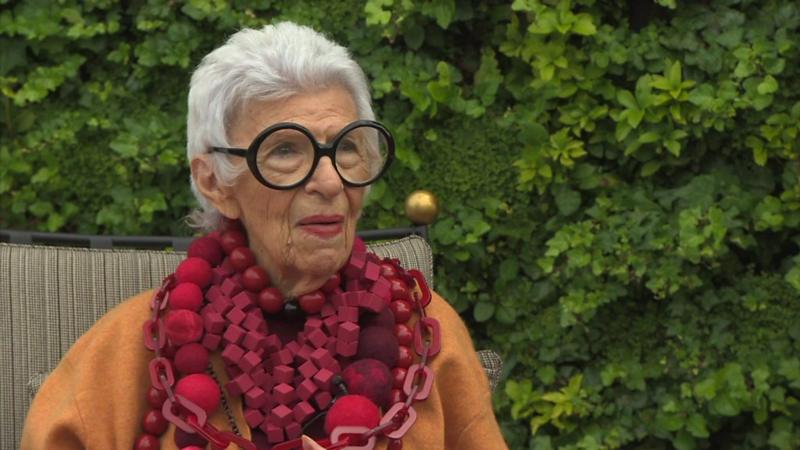 Iris Apfel: US fashion designer dies aged 102 - BBC News